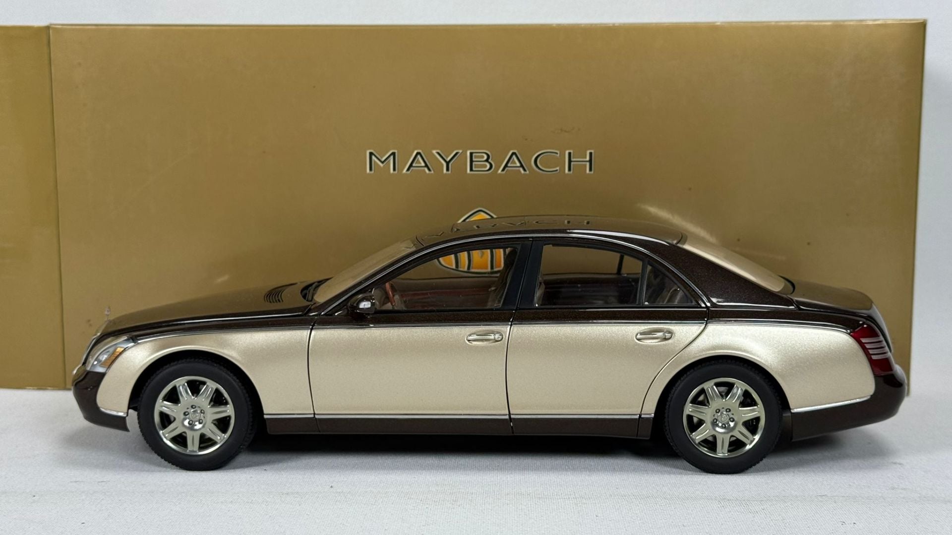 AUTOART - MAYBACH 57 SPECIAL EDITION with LEATHER SEATS 2002